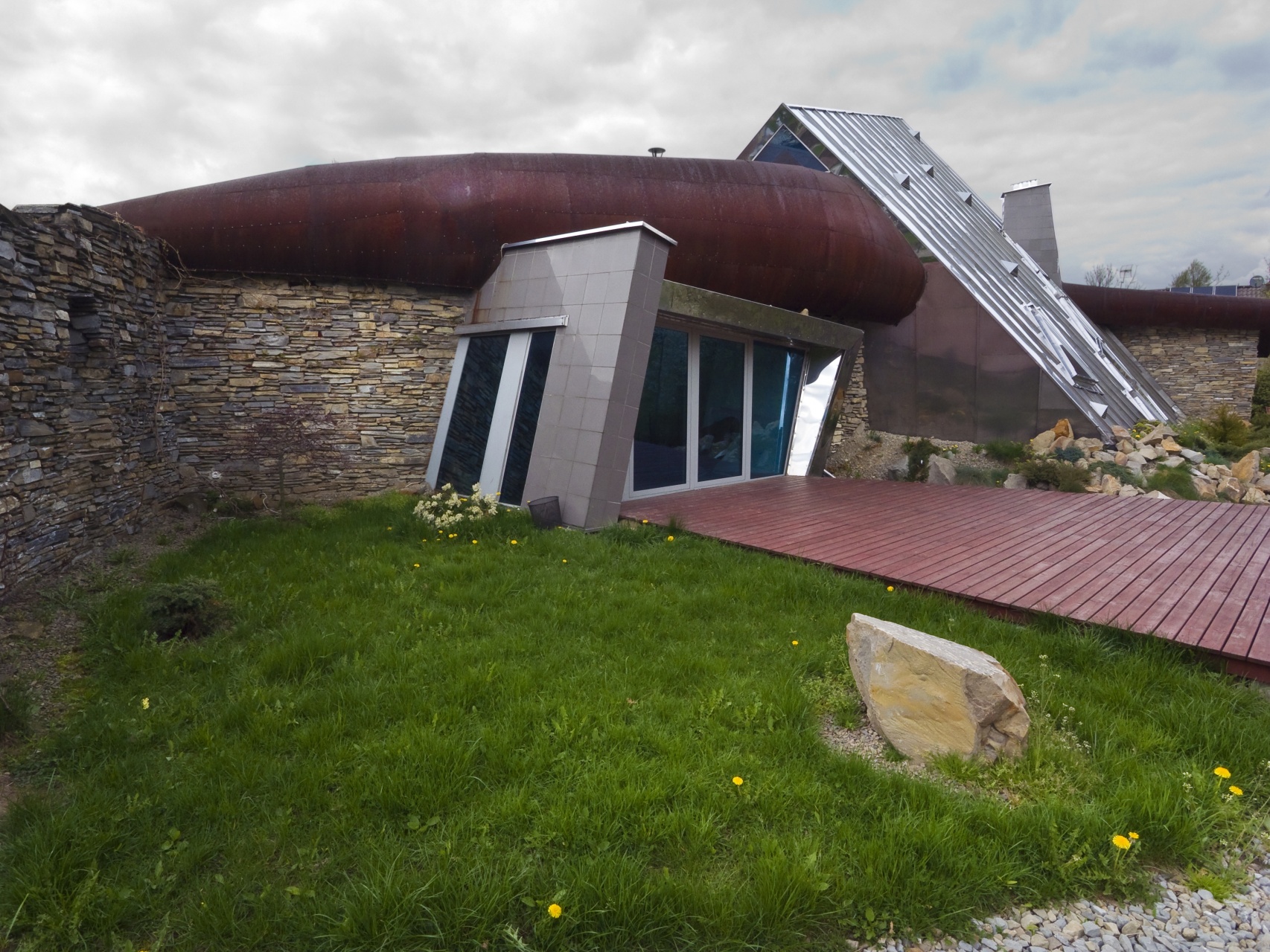 La «Casa Storta» a Żeleźnikowa presso Nowy Sącz - FAKRO